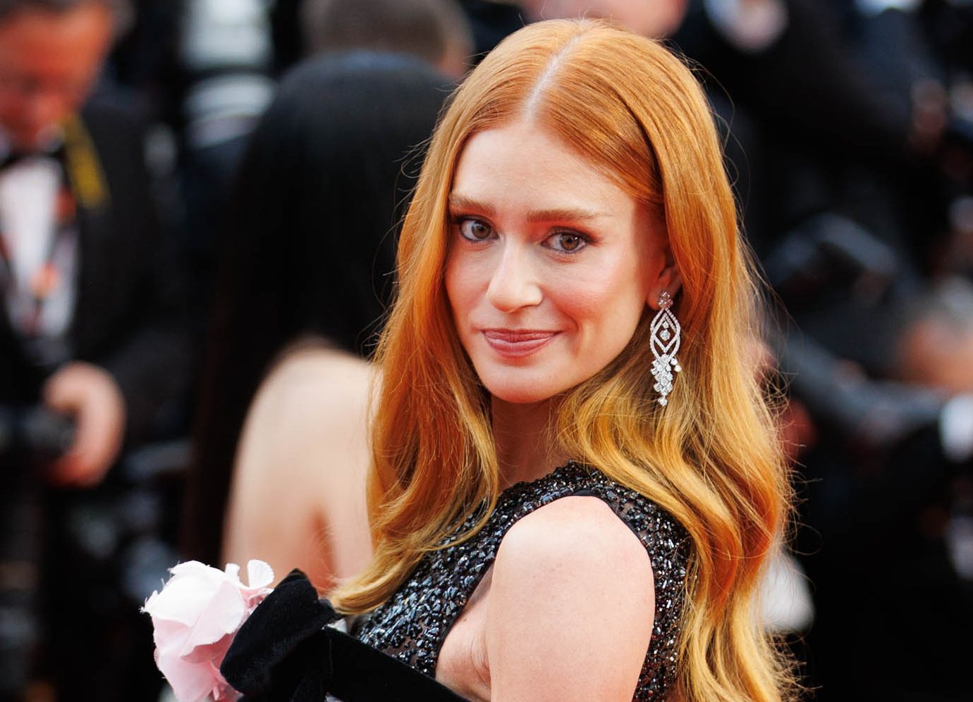 Cannes: Marina Ruy Barbosa dribla regra e usa vestido suntuoso