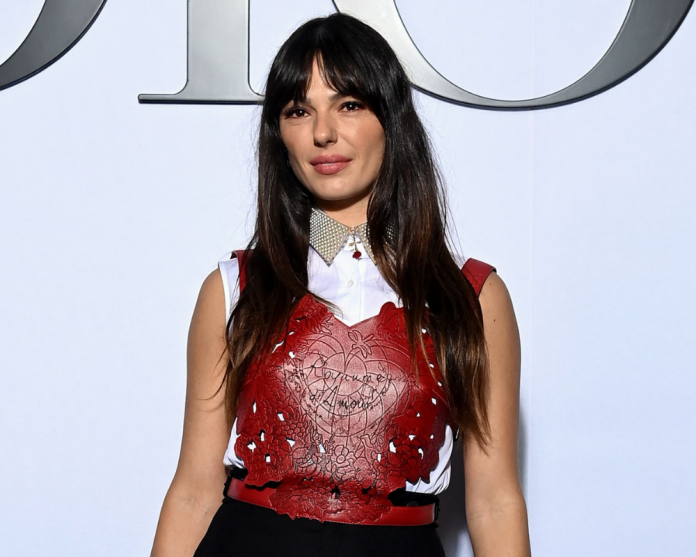 Com Isis Valverde na plateia, Dior celebra anos 60 em Paris