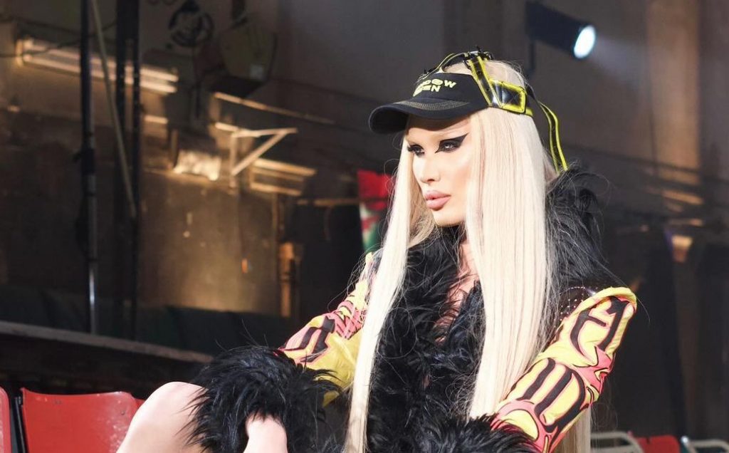 Drag queen brasileira Halessia estreia nas passarelas de Paris